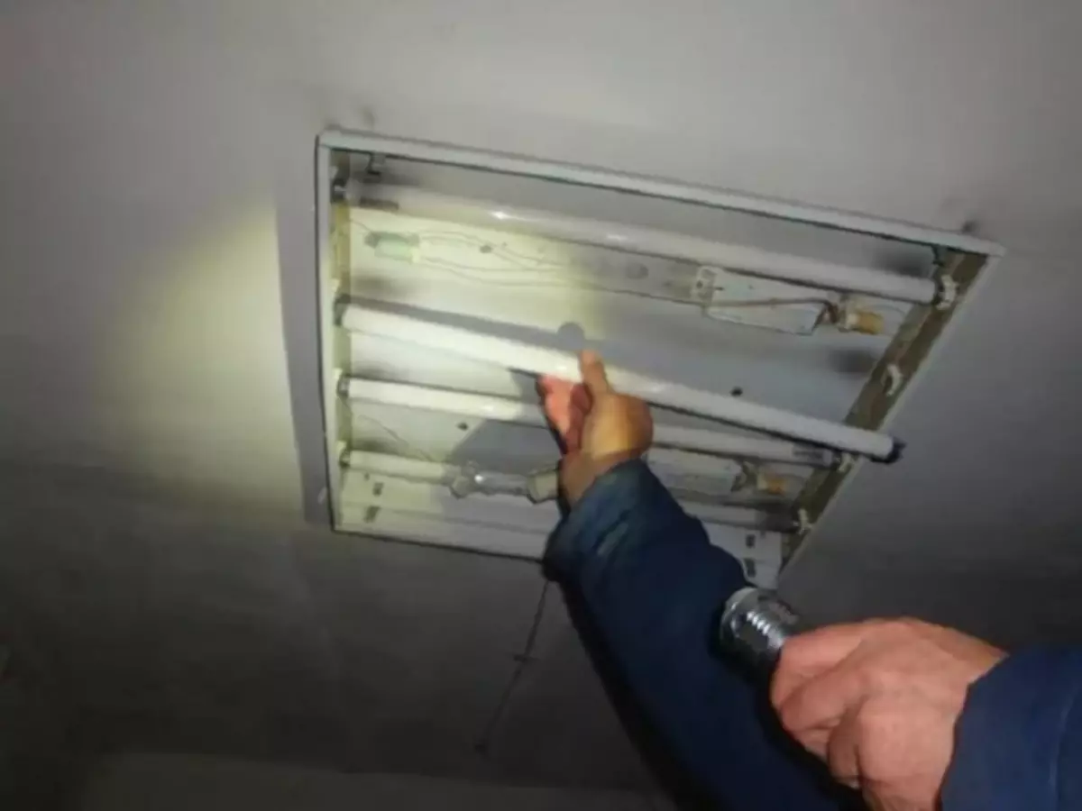 How to change the light bulb in the suspended ceiling