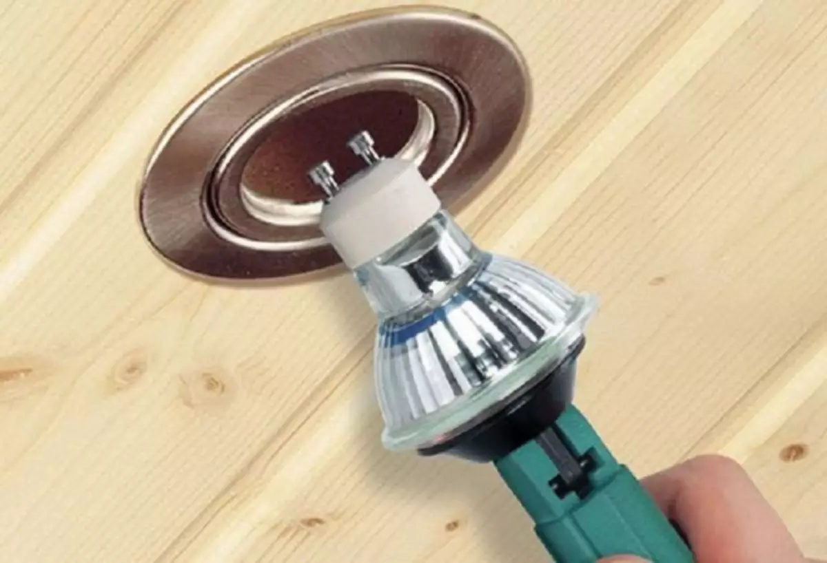 Come cambiare la lampadina nel soffitto sospeso