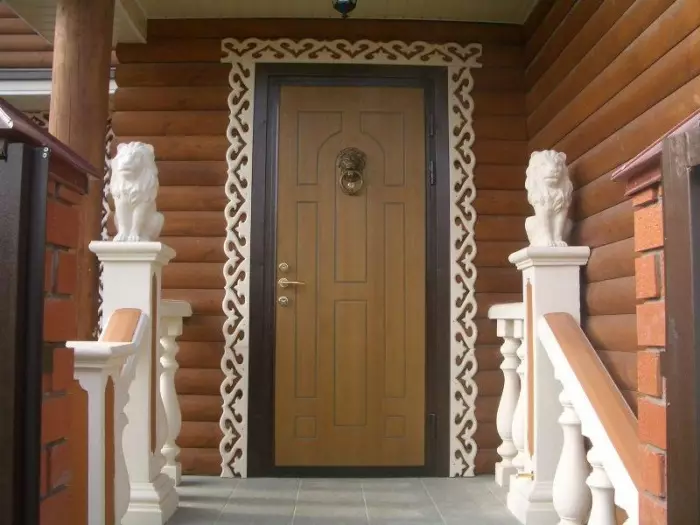 درهای ورودی چوبی برای یک خانه خصوصی