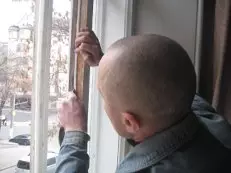 Je nutné odstranit okenní křídlo
