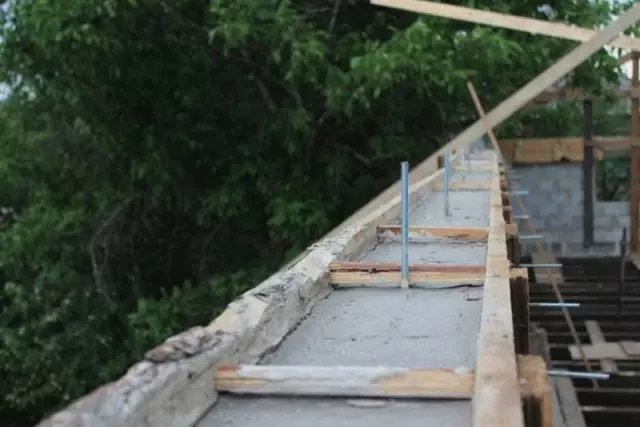 How to make a roof on the erker: the device of the rafter system, photo