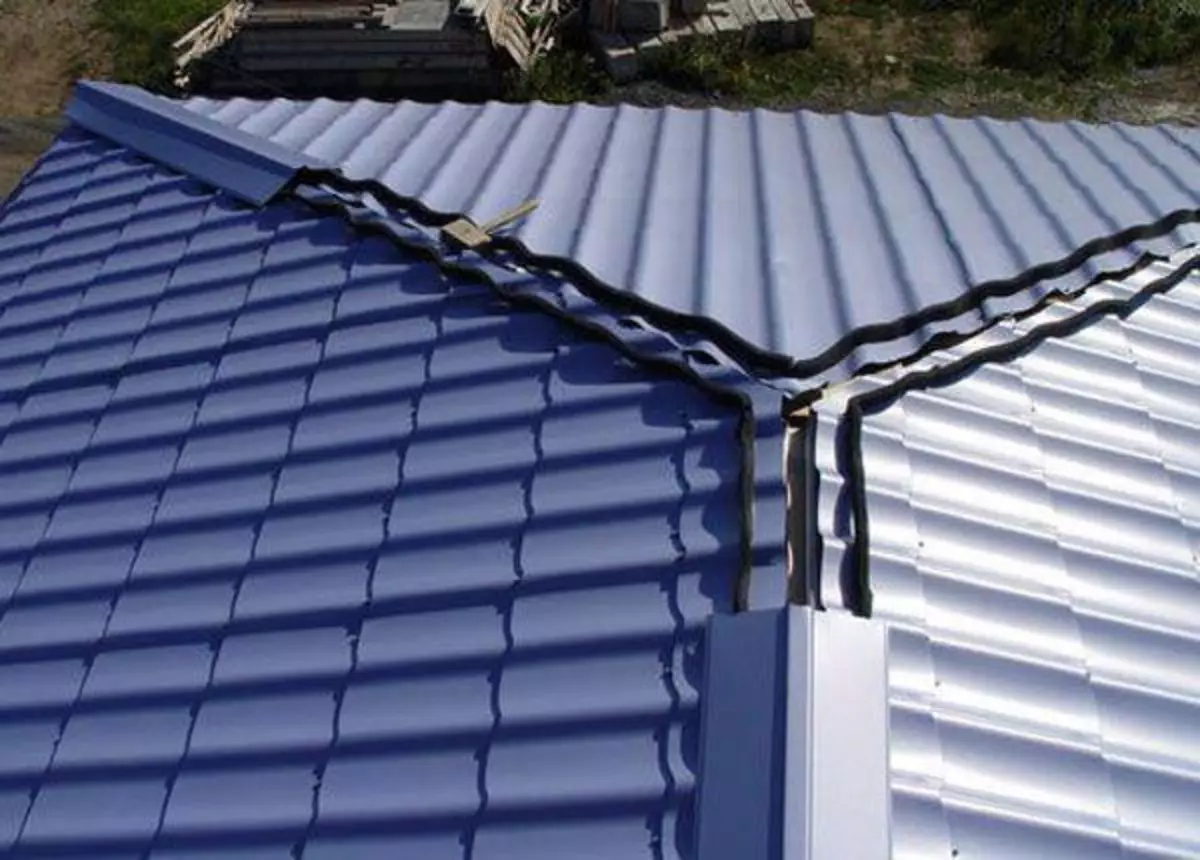 Waltová střecha z kovové dlaždice: úhel sklonu, doom, jak je namontován