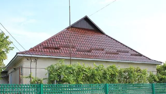 Вальмовые дах з металадахоўкі: кут нахілу, лачанне, як мантуецца