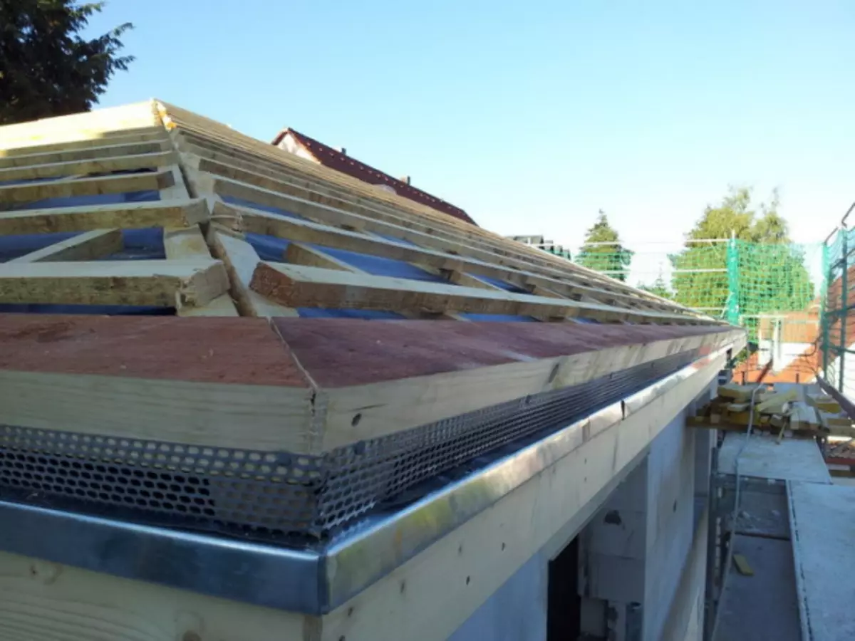 Walt οροφή από μεταλλικό κεραμίδι: γωνία κλίσης, μια μοίρα, πώς συναρμολογείται
