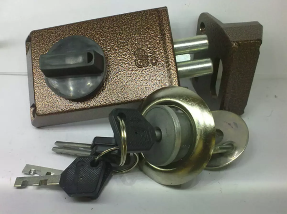 Udskiftning af låse i en metaldør 6708_12