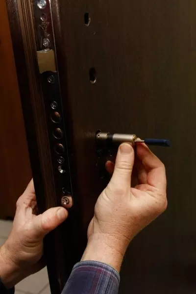 كيفية استبدال ارقة قفل باب المدخلات 6719_5
