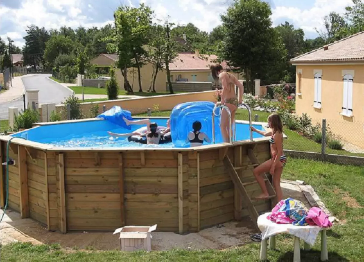 Com fer un podi per a la piscina a les teves pròpies mans