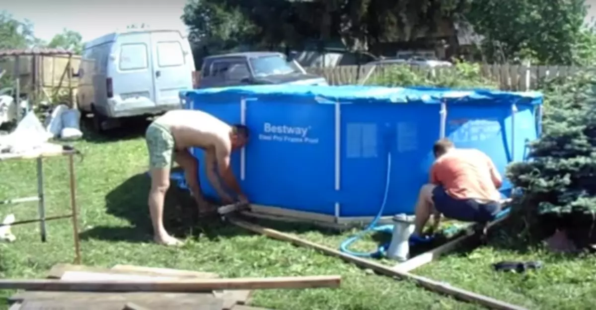 Com fer un podi per a la piscina a les teves pròpies mans