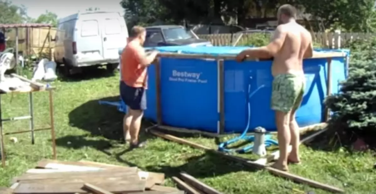 Com fer un podi per a la piscina a les teves pròpies mans