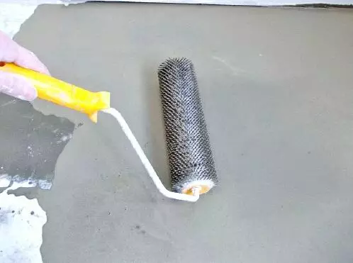 Rolou com um rolo de agulha para remover bolhas de ar de uma mistura