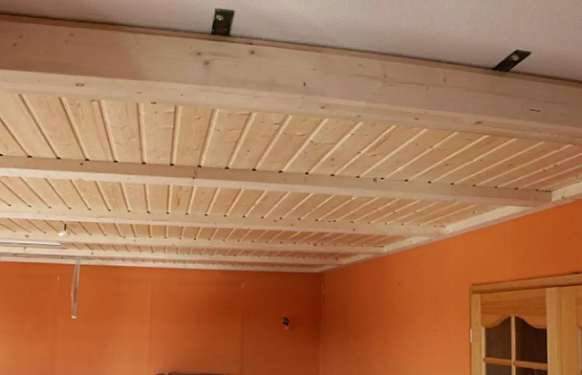 石膏板和木材的單個天花板用自己的手 7360_9