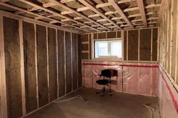 Soundproofing cejnek li apartmanek di bin tîrêja dirêj de: SoundProofing, nirxandin