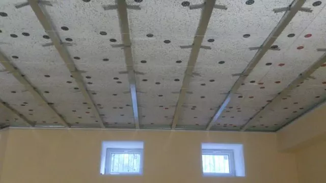 ストレッチ天井の下のアパートの防音天井：防音、レビュー