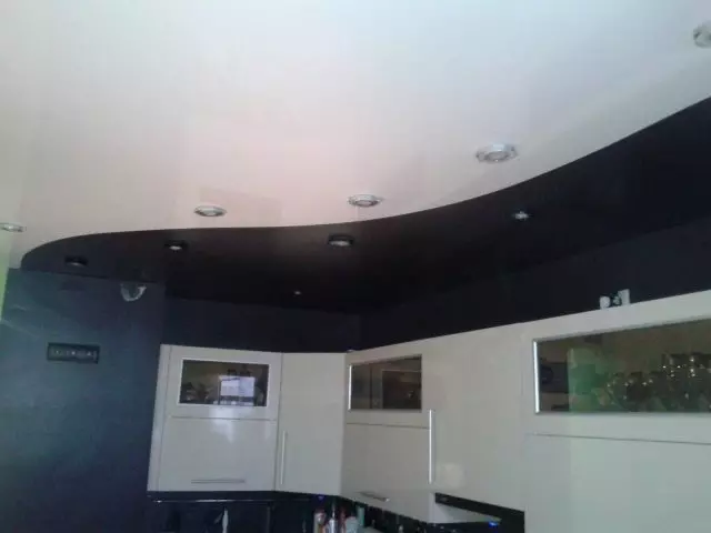 Stretch lubos su dviejų spalvų spyga: dizaino parinktys, nuotrauka interjere