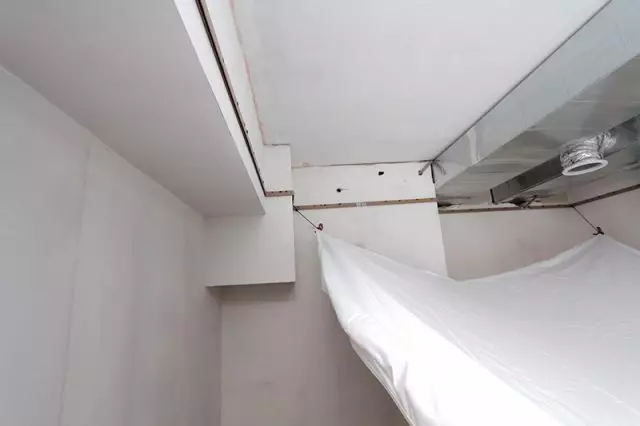 Demontimi i tavanit të shtrirjes: Si të hiqni dhe të ktheheni pa dëmtim, video