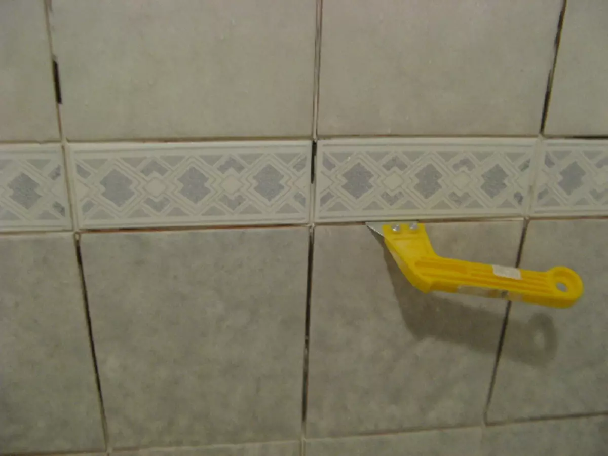 Putting the seams tiles in the bathroom with their own hands 841_3