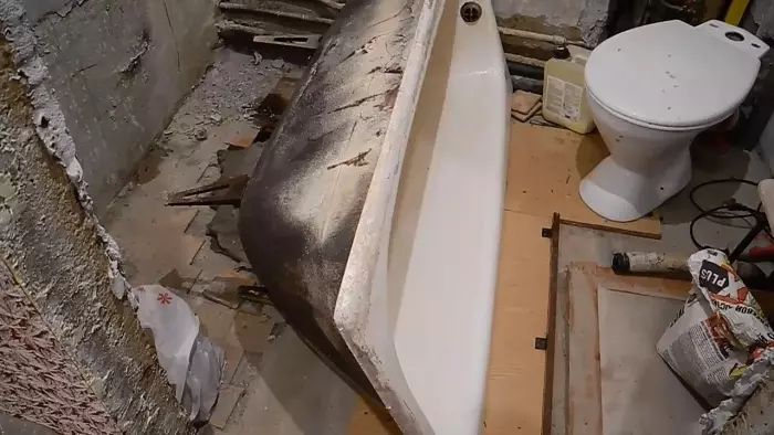 Dismantling sareng ngaleupaskeun mandi beusi tuang 974_1