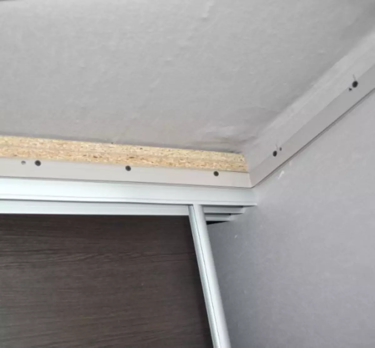 Armadio scorrevole in soffitto elasticizzato: scheda, installazione, foto