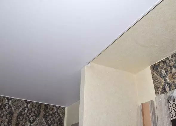 Armadio scorrevole in soffitto elasticizzato: scheda, installazione, foto