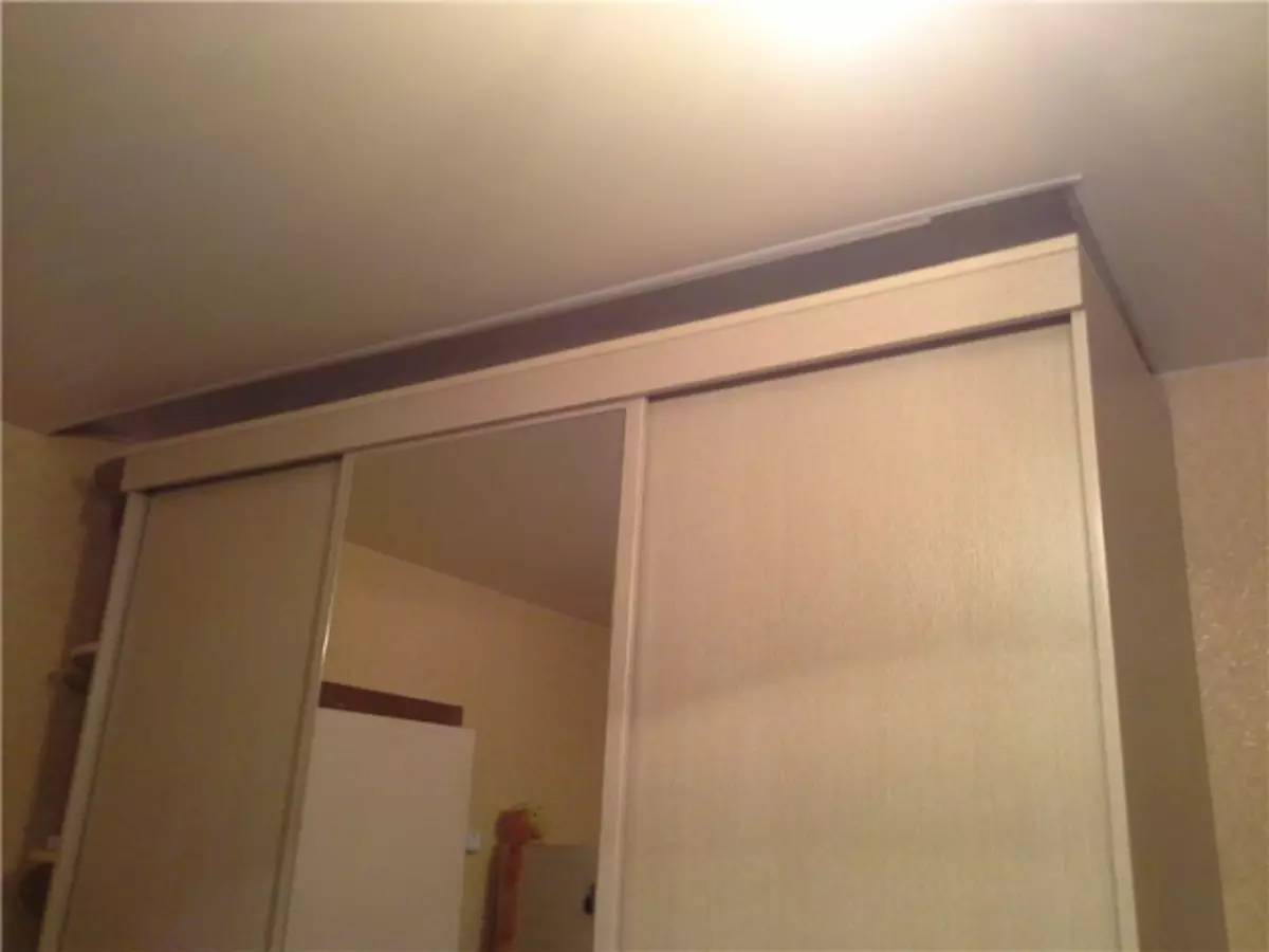 Armoire coulissante en plafond extensible: Tab, installation, photo