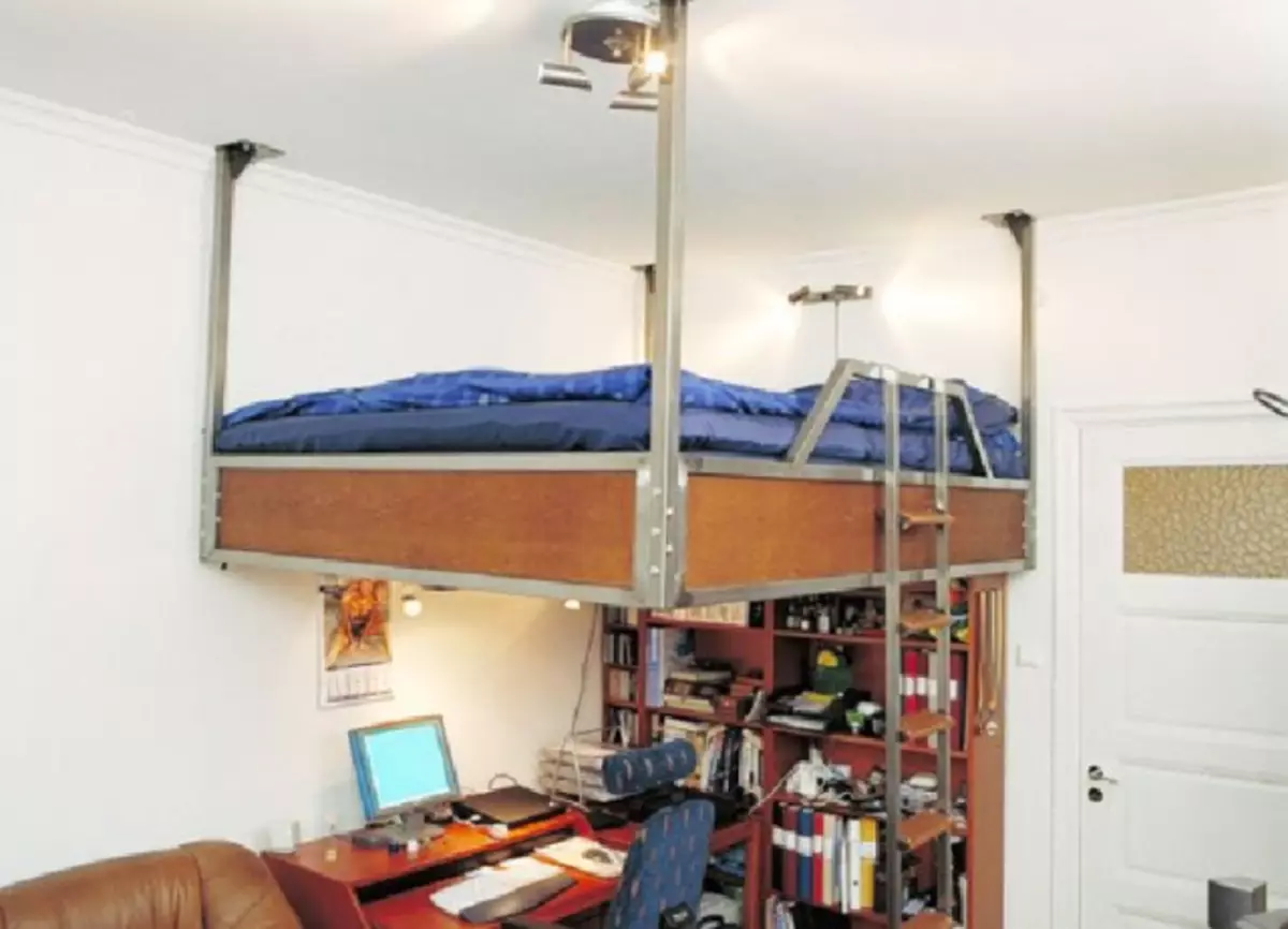 Кревет под таванот во еднособен стан