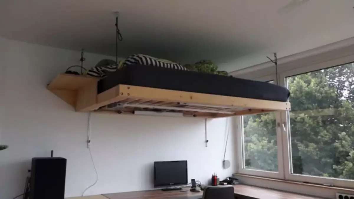 Krevat nën tavan në një apartament me një dhomë