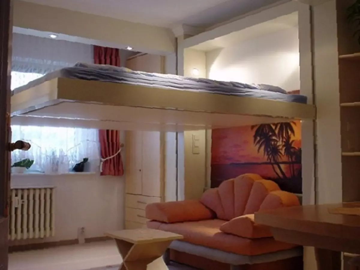 Bett unter der Decke in einer Wohnung mit einer Ein-Zimmer-Wohnung